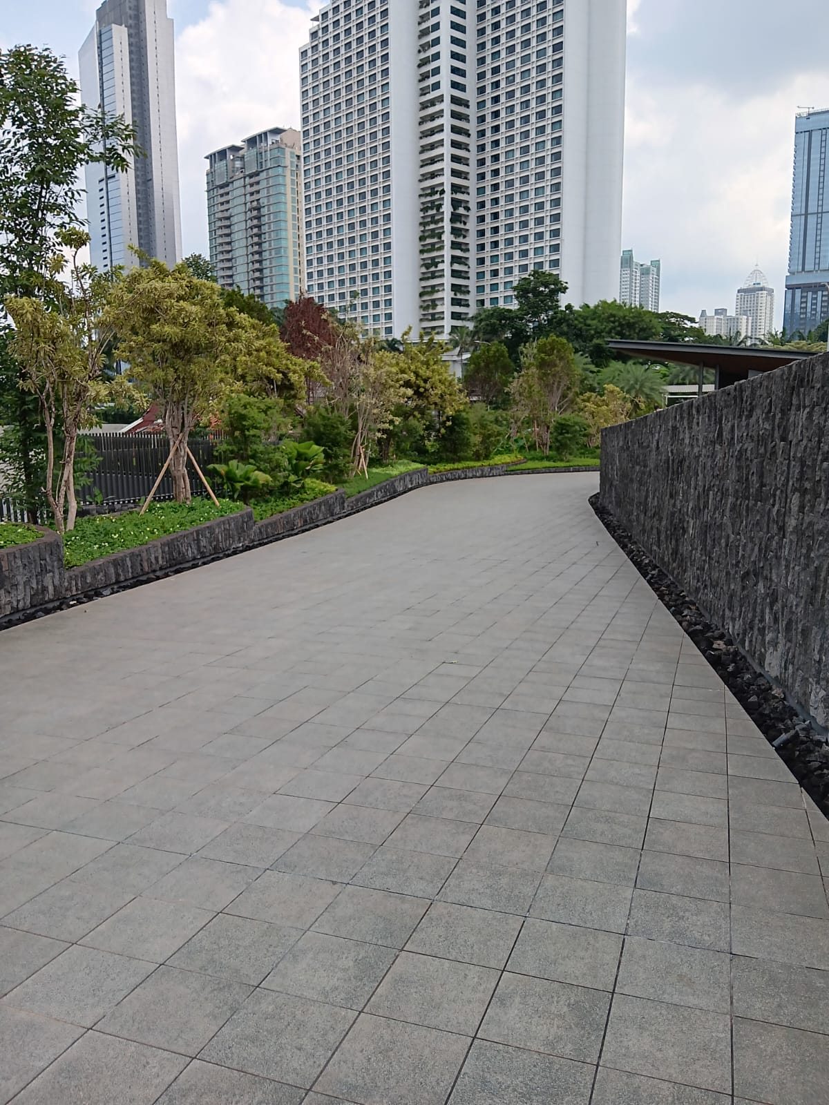 Mengoptimalkan Area Drop Off dengan Granit Tile - PT Metro Bangun Utama